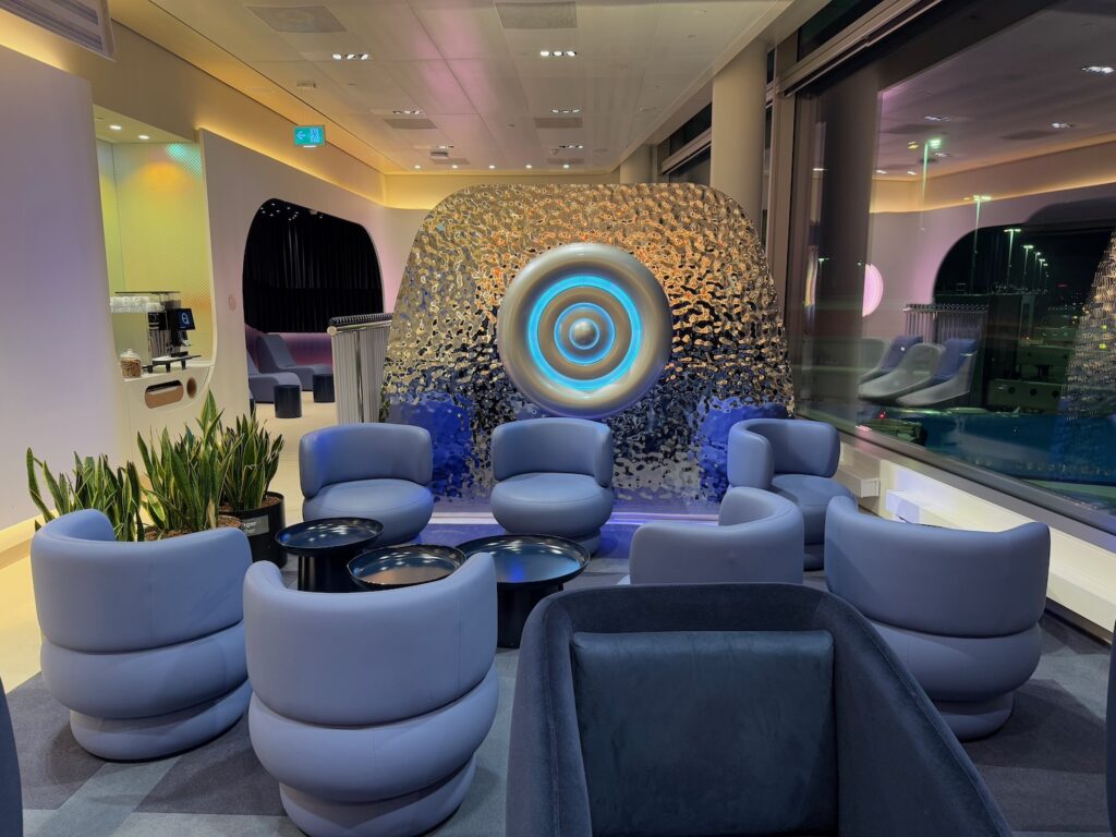 Review: oneworld Lounge Amsterdam (AMS) - Live and Let's Fly