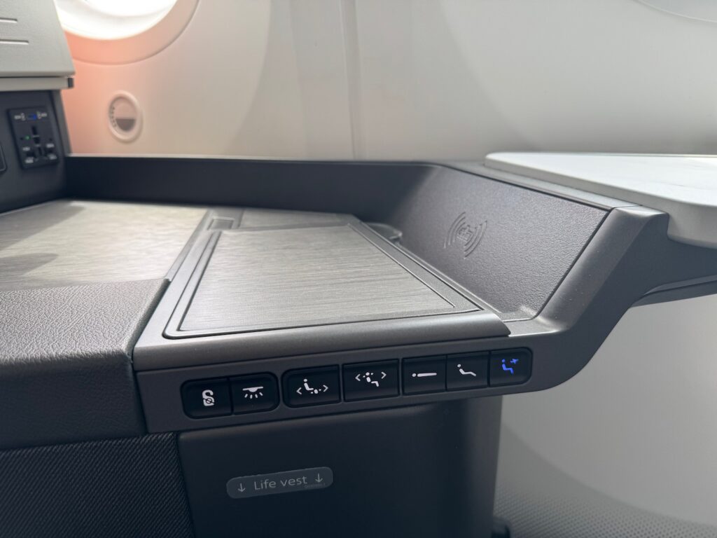 Review: American Airlines 787-9 Flagship Suites Business Class - Live ...