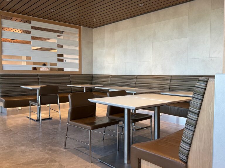 Review: American Airlines Flagship Lounge Chicago (ORD) - Live and Let ...