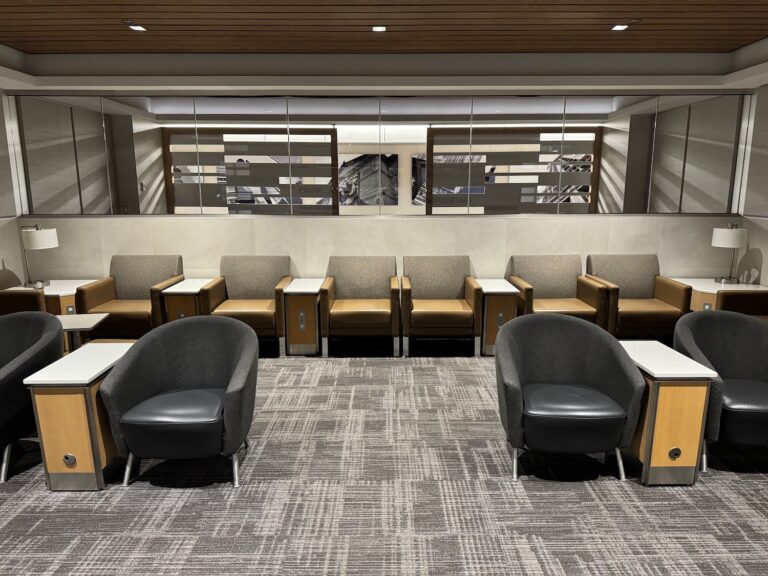 Review: American Airlines Flagship Lounge Chicago (ORD) - Live and Let ...