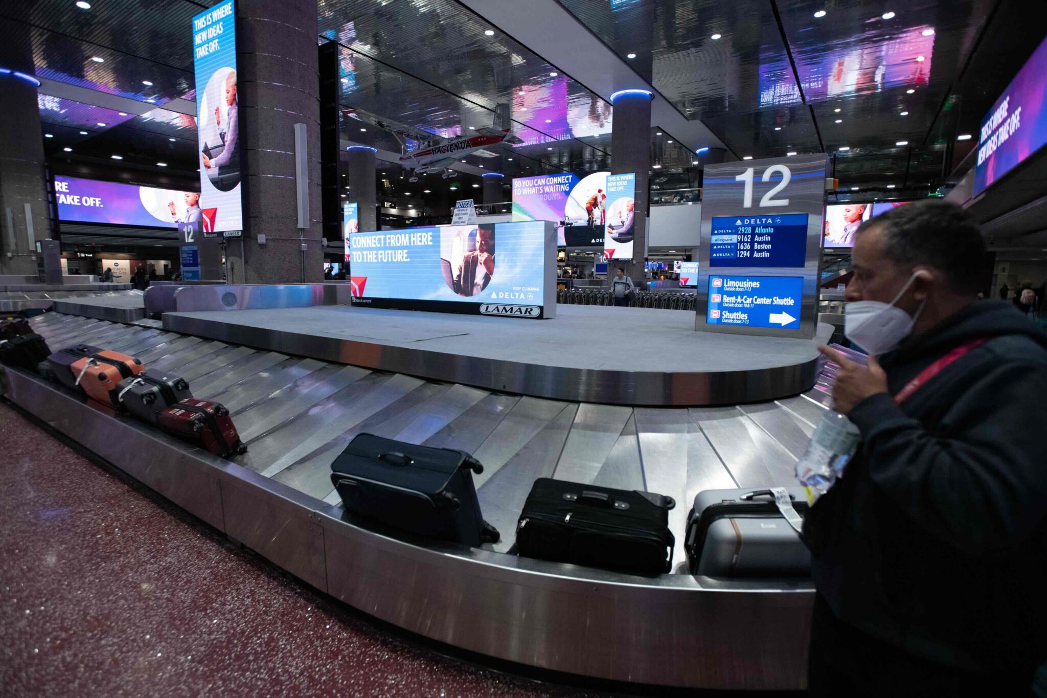 Delta Air Lines Quietly Guts Its 20-Minute Baggage Guarantee With New ...