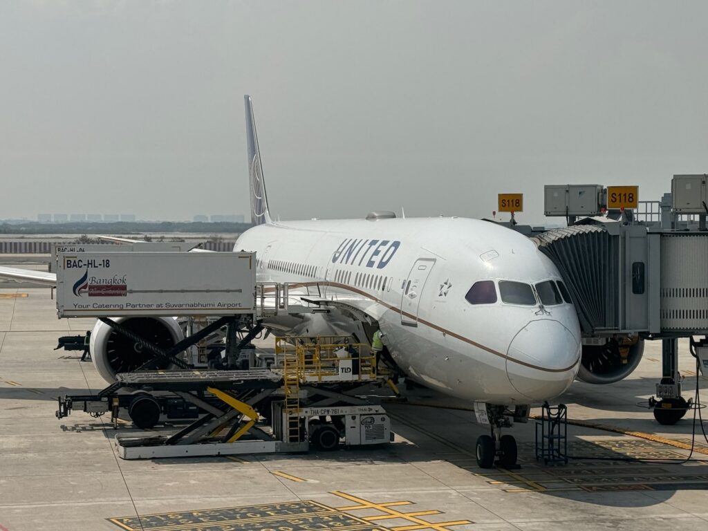 Review: United Airlines 787-9 "Premium Plus" Premium Economy Class ...